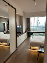Estúdio superior, 1 cama Queen, cozinha, vista para a cidade | Frigobar, cortinas blackout, quartos à prova de som, Wi-Fi de cortesia
