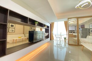 Apartamento superior, 2 quartos, cozinha, vista para a cidade | Área de estar | TV de tela plana 42 polegadas com canais a cabo