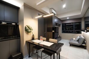 Apartamento superior, 2 quartos, cozinha, vista para a cidade | Opções para refeição no quarto