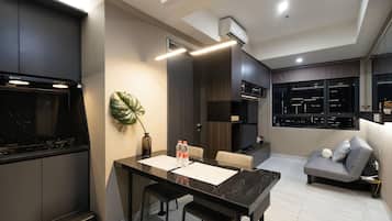 Apartamento superior, 2 quartos, cozinha, vista para a cidade | Opções para refeição no quarto