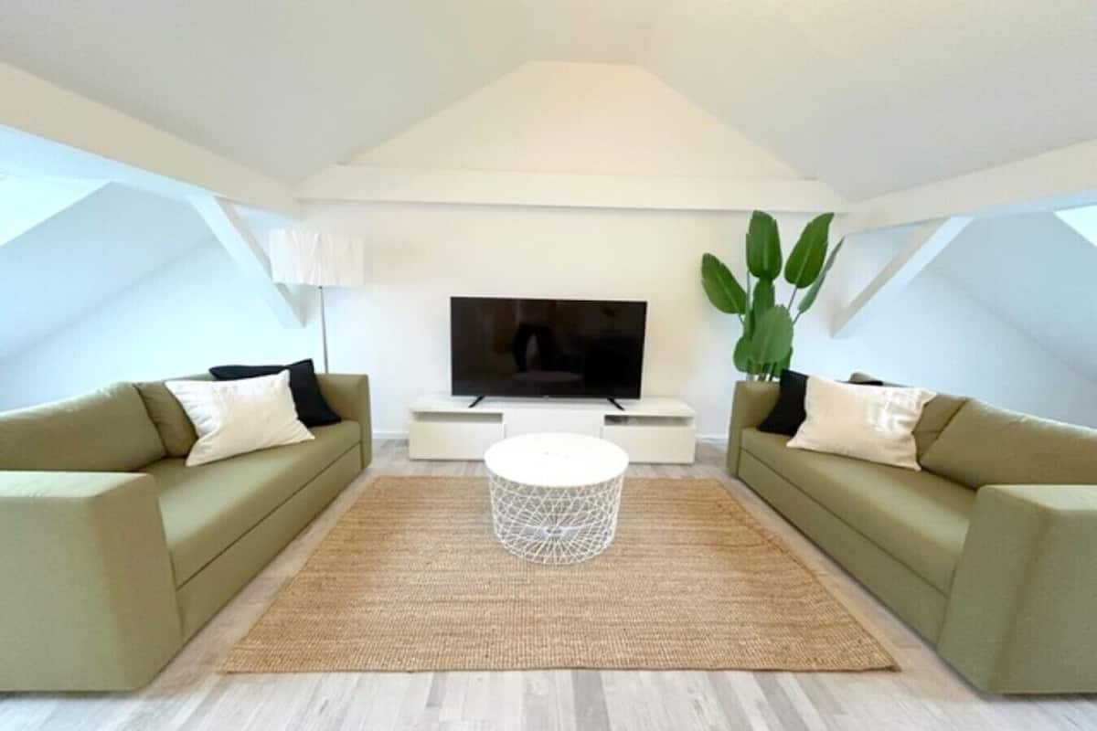 Apartamento, 2 quartos (360760) | Sala de estar | Televisor de ecrã plano de 60 polegadas com canais por cabo