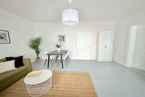 Apartamento, 2 quartos (360761) | Área de estar | TV de tela plana 60 polegadas com canais a cabo