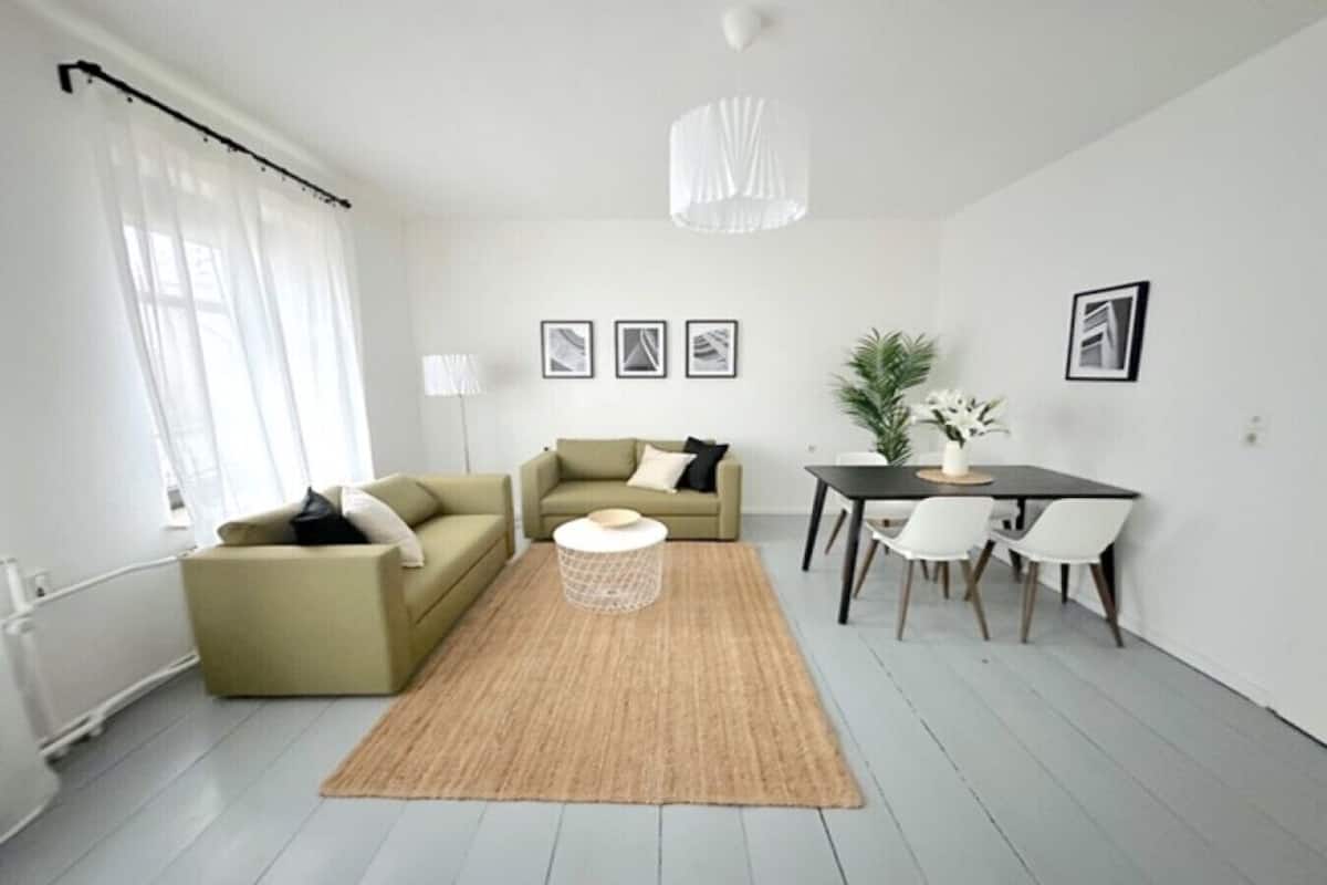 Apartamento, 2 quartos (360761) | Sala de estar | Televisor de ecrã plano de 60 polegadas com canais por cabo