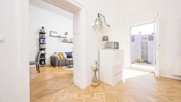 Apartamento, 2 quartos (206363) | Sala de estar | Televisor de ecrã plano de 32 polegadas com canais por cabo