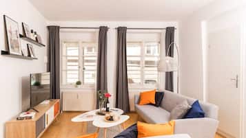 Apartamento, 1 quarto (206298) | Sala de estar | Televisor de ecrã plano de 60 polegadas com canais por cabo