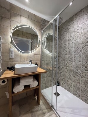 Quarto Duplo Deluxe | Casa de banho | Um polibã, um secador de cabelo, toalhas fornecidas, sabão 