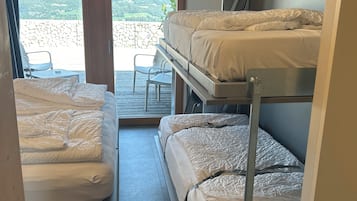 Quarto Familiar, varanda, Vista para a cidade | Wi-fi grátis, roupa de cama fornecida