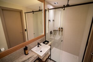 Varanda Mar Casal | Casa de banho | Um polibã, um secador de cabelo, toalhas fornecidas, sabão 