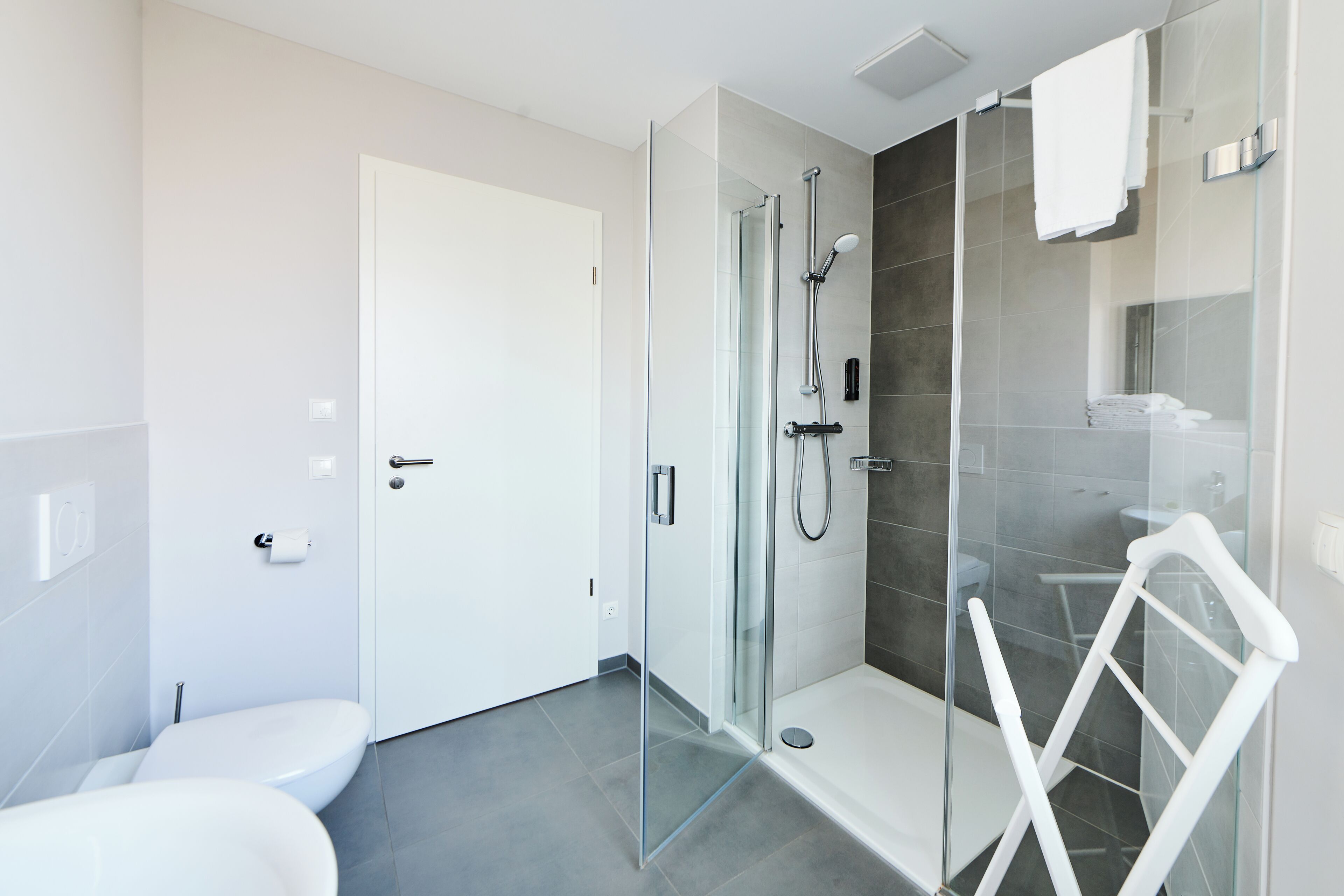 Suite, 2 camas individuais, não fumadores, Vista para a cidade | Casa de banho | Um polibã, um secador de cabelo, toalhas fornecidas, sabão 