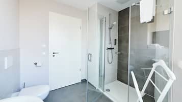Suite, 2 camas individuais, não fumadores, Vista para a cidade | Casa de banho | Um polibã, um secador de cabelo, toalhas fornecidas, sabão
