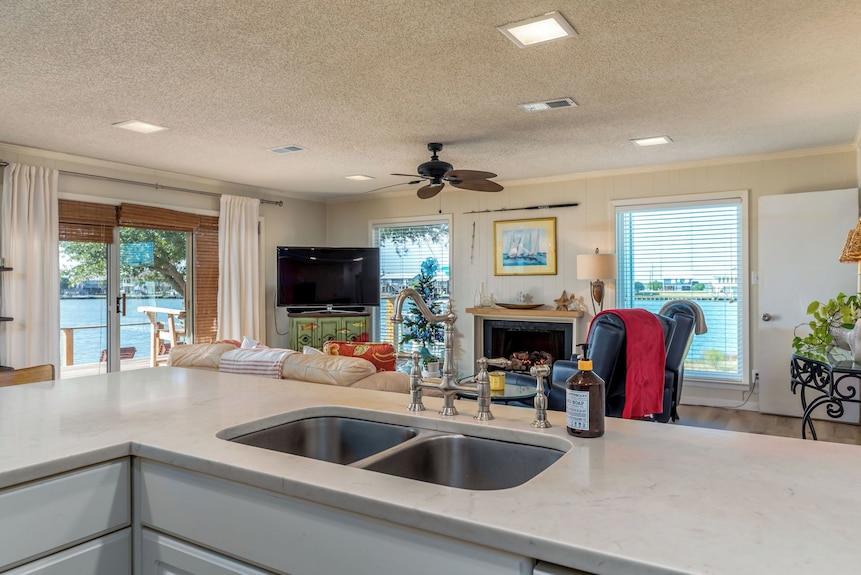 "Lewis Landing Ii" Waterfront With Dock, 5 Bedrooms, 2 Baths - Dauphin Island