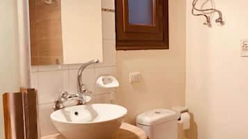 Quarto Quádruplo de Luxo | Casa de banho | Roupões