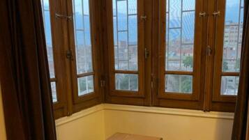 Quarto Clássico, vista para a montanha | Sala de estar | Televisor