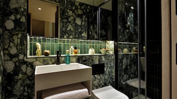 Dúplex Cidade | Casa de banho | Um polibã, um secador de cabelo, toalhas fornecidas, sabão