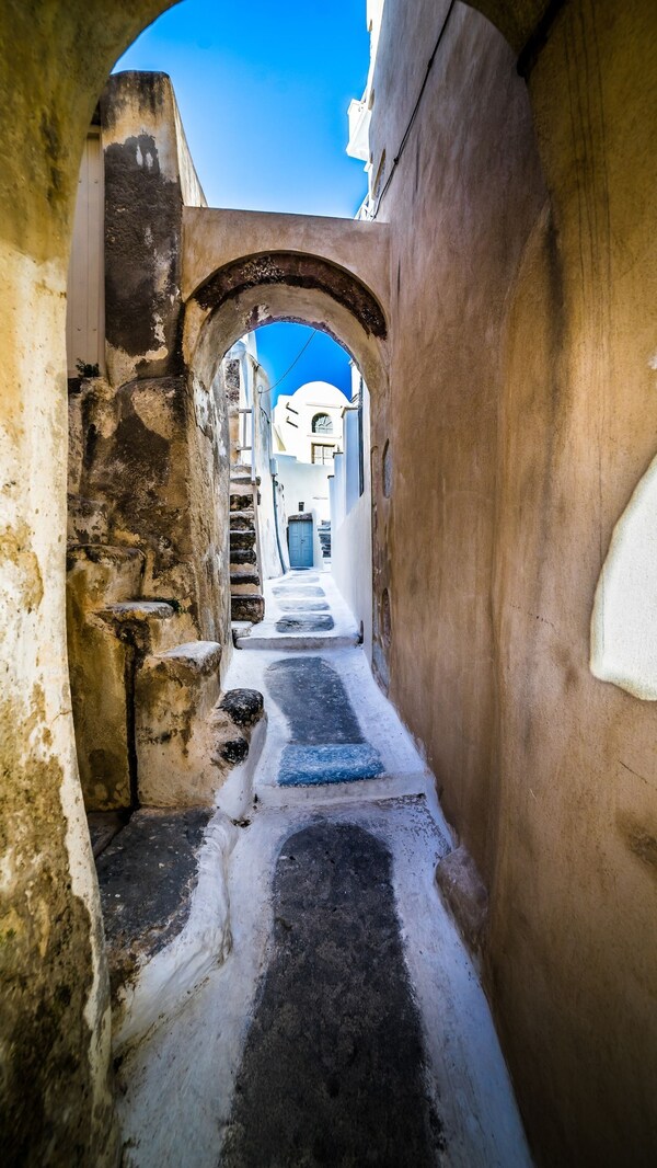 The Commander S Cave - Santorini