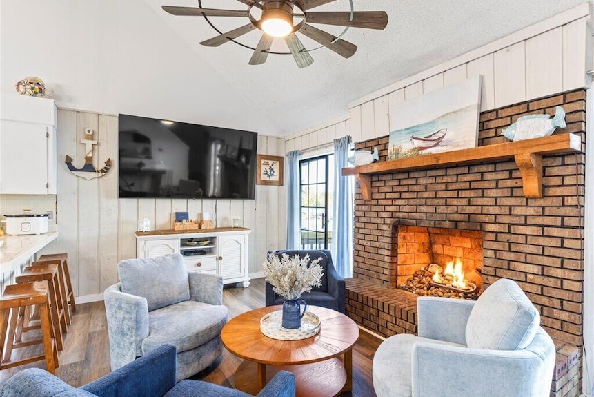 Lakefront Paradise On Lake Martin- Boathouse, Dock, Game Room & More! - Lake Martin, AL