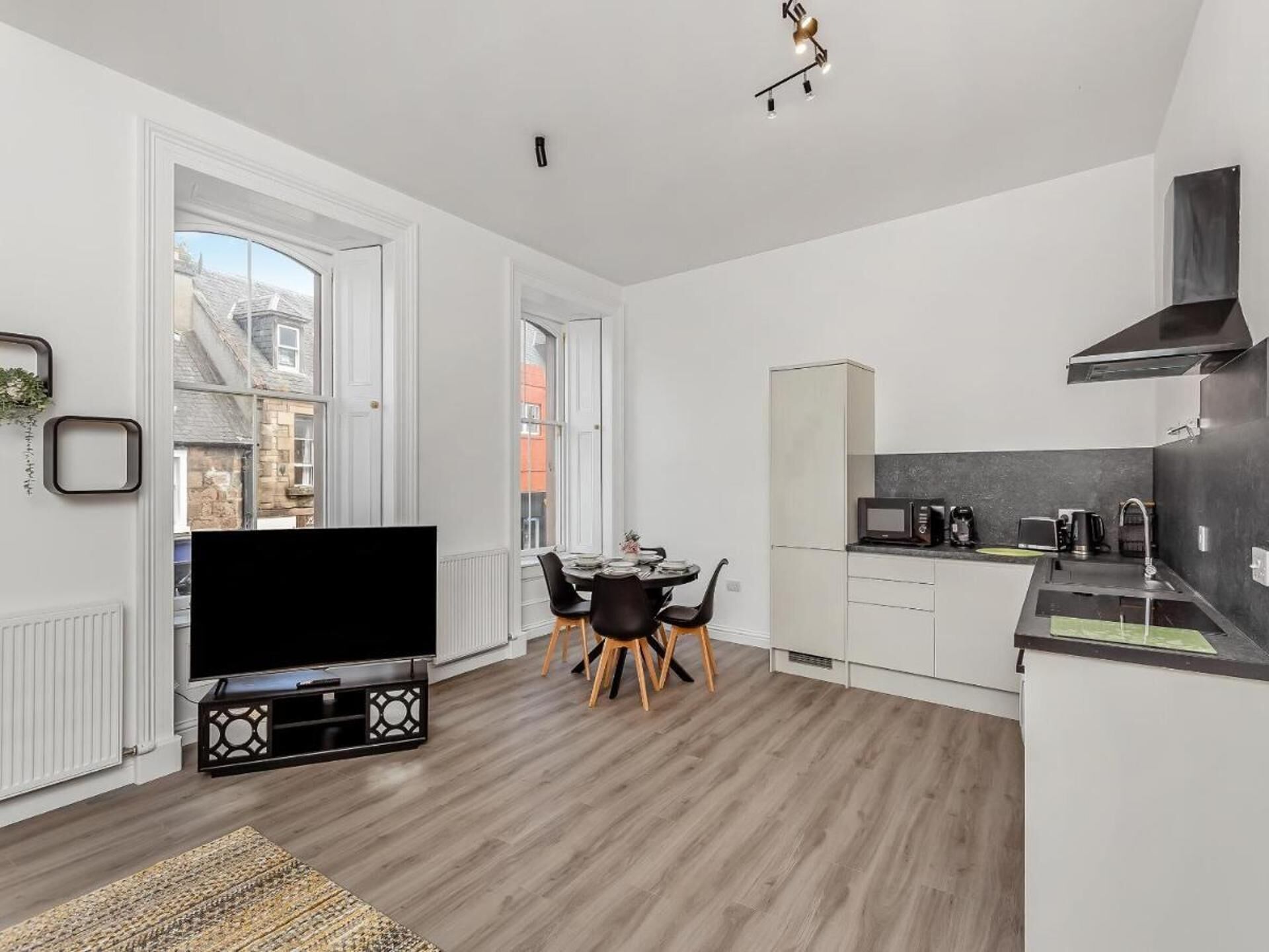 Um frigorífico, um micro-ondas, um forno, uma placa de cozinha 