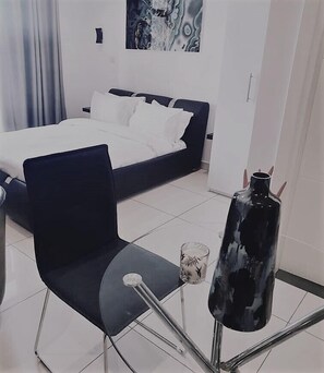 Suite-Estúdio Familiar, varanda | Cofre no quarto, secretária