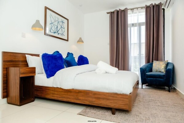 Apartamento, varanda, vista para o jardim | Cofre no quarto, secretária