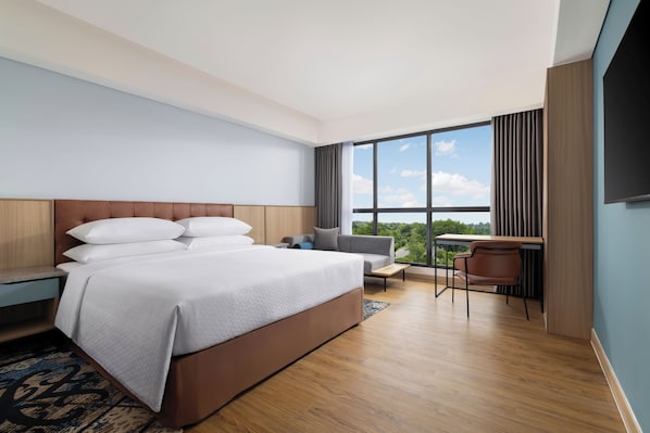 Quarto Deluxe, 1 cama king-size, Vista para a cidade | Roupa de alta qualidade, minibar, cofre no quarto, secretária 