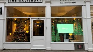 Um edifício com uma placa que diz 'THE SALISBURY LUXURY HOLIDAY APARTMENTS' e um endereço de site.