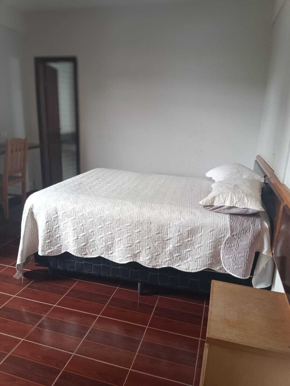 Quarto Duplo Económico | Casa de banho | Toalhas fornecidas, papel higiénico 