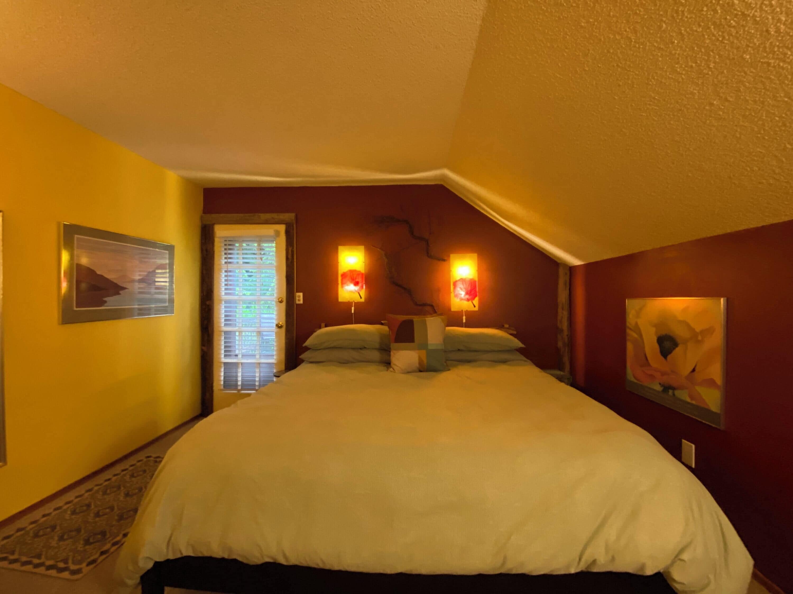 Quarto, 1 cama king-size, aceitam-se animais de estimação, mezanino | Com decoração personalizada, com mobília individualizada, Wi-fi grátis 