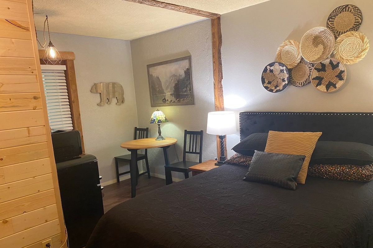 Quarto, 1 cama Queen, aceita animais de estimação, no piso térreo | Wi-Fi de cortesia, individualmente decorados, individualmente mobiliados