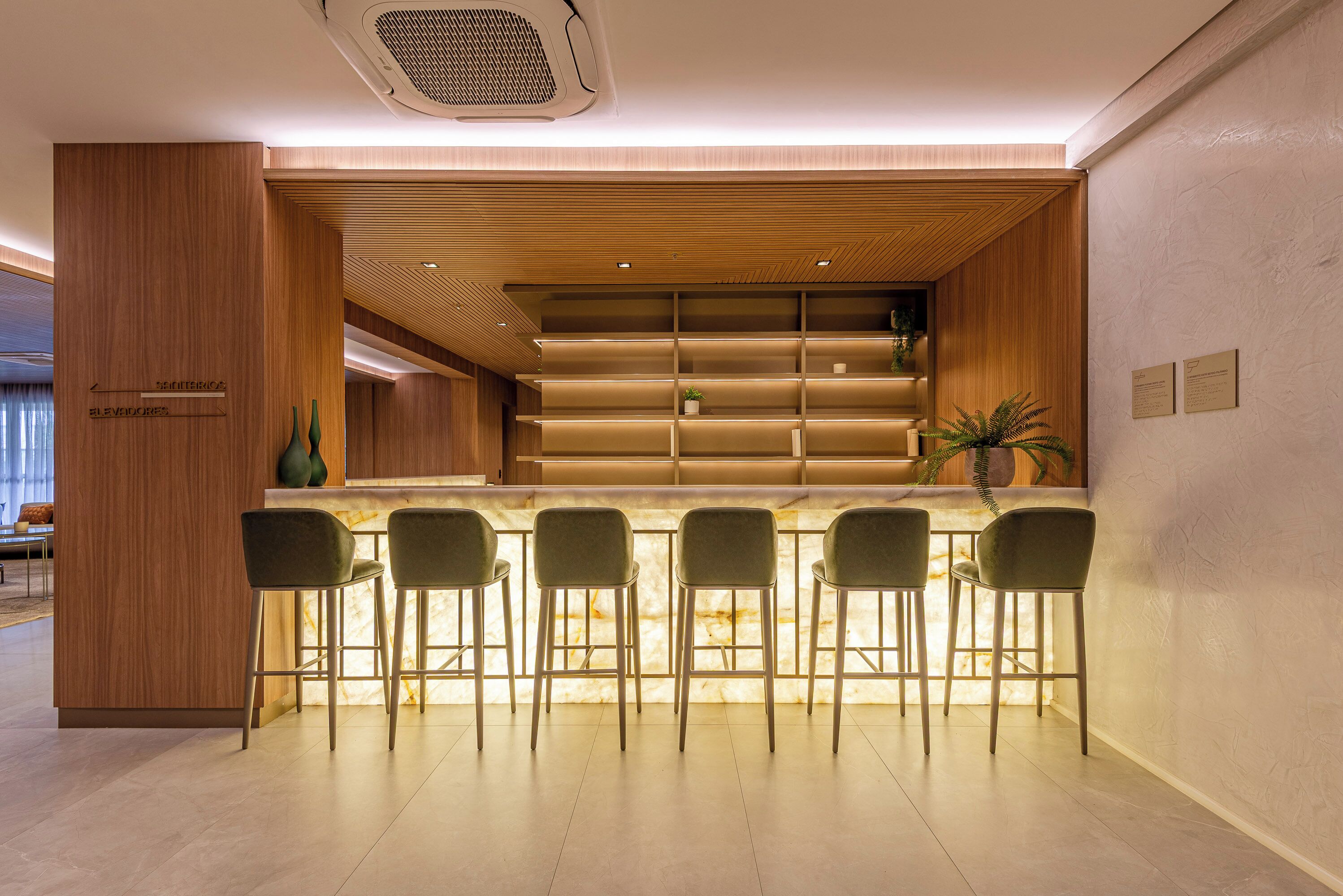 Área de estar no saguão