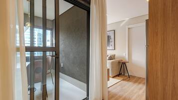 Apartamento Premium, 1 cama de casal, Vista para a cidade | Sala de estar | Smart TV de 43 polegadas com canais via satélite