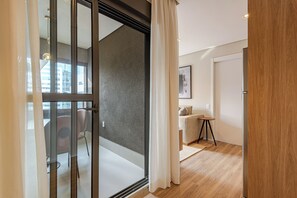 Apartamento Premium, 1 cama de casal, Vista para a cidade | Sala de estar | Smart TV de 43 polegadas com canais via satélite 