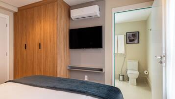 Apartamento premium, 1 cama de casal, vista para a cidade | Comodidades do quarto