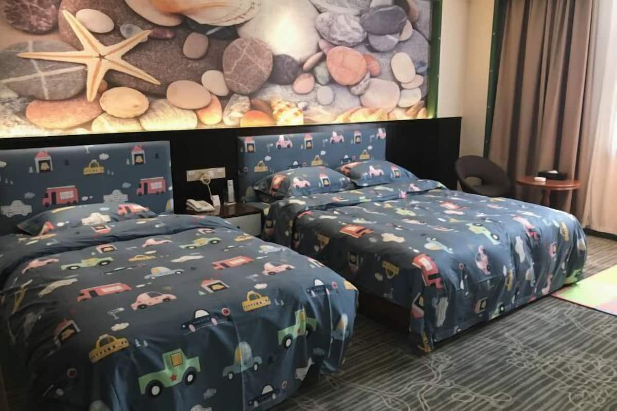 Quarto de hotel com duas camas, decoração de estrela-do-mar e um grande mural de pedras na parede.