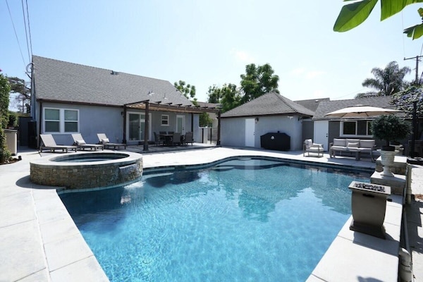 Designer Decorated 6 Bedroom 4 Bath Pool Home - Orange, CA