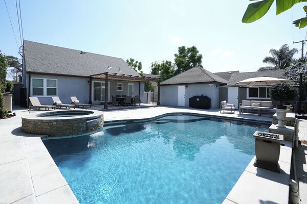 Designer Decorated 6 Bedroom 4 Bath Pool Home - Orange, CA