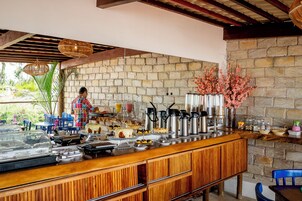 Café da manhã com buffet grátis todos os dias