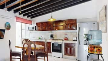 Villa, ar condicionado, vista para a piscina | Cozinha privada | Uma cafeteira/bule, Rolo de cozinha