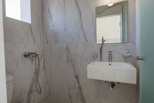 Chuveiro, secador de cabelo, toalhas de banho, sabonete