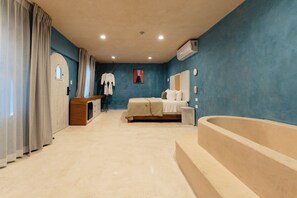 Suite Deluxe | Roupa de alta qualidade, edredões de penas, camas de colchão pillowtop