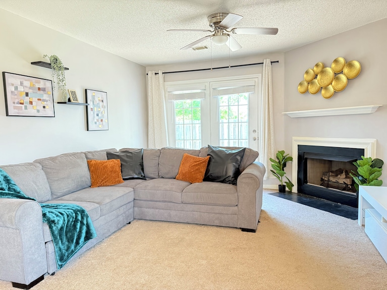 Spacious 2bed + 2bath Townhome - Minutes To Fort Jackson - King Bed - 哥倫比亞