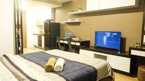 Estúdio superior, 1 cama Queen, cozinha, vista para a cidade | Frigobar, cortinas blackout, quartos à prova de som, Wi-Fi de cortesia