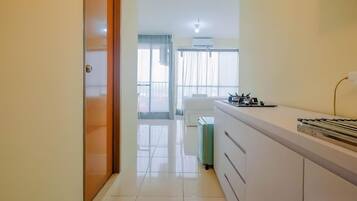 Estúdio luxo, sacada, vista para a cidade | Cozinha privada | Chaleira elétrica