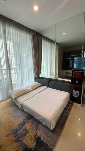 Apartamento superior, 1 quarto, cozinha, vista para a cidade | Frigobar, escrivaninha, espaço de trabalho para notebook