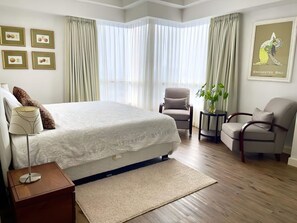 Apartamento Deluxe, 3 quartos, varanda, Vista para a cidade | 2 quartos, minibar, cortinas/cortinados opacos, quartos insonorizados