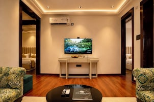 Courtyard View Three Bedroom Apartment | Sala de estar | Televisor LED de 32 polegadas com canais digitais 