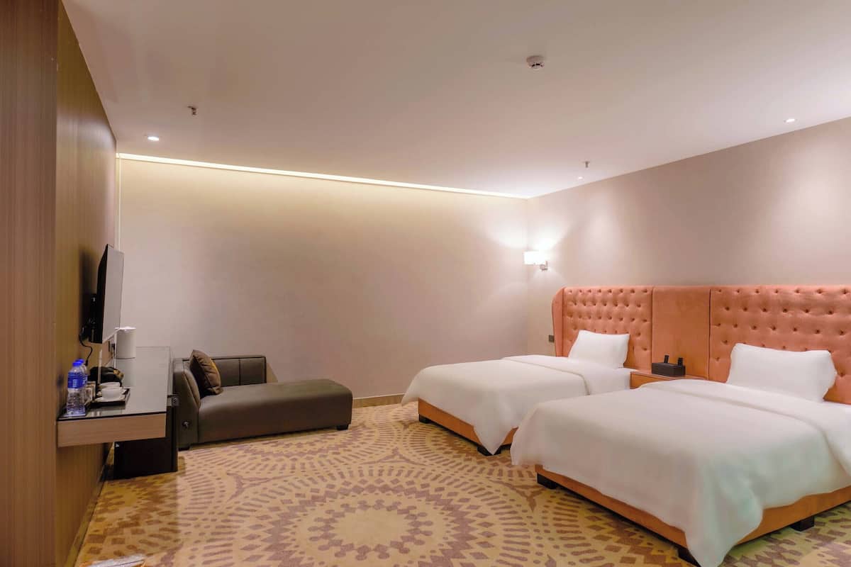 Quarto duplo básico | Roupas de cama premium, edredons de pluma, individualmente decorados