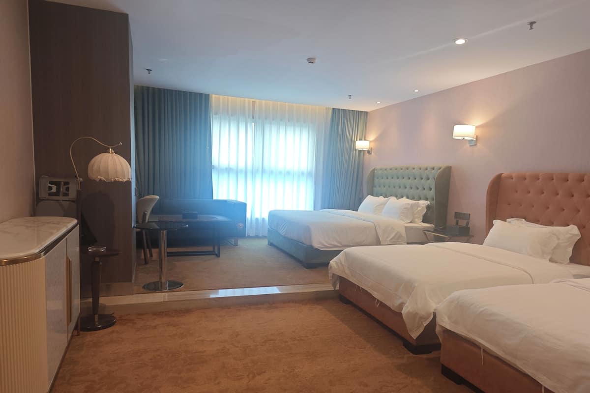 Quarto triplo conforto | Roupas de cama premium, edredons de pluma, individualmente decorados