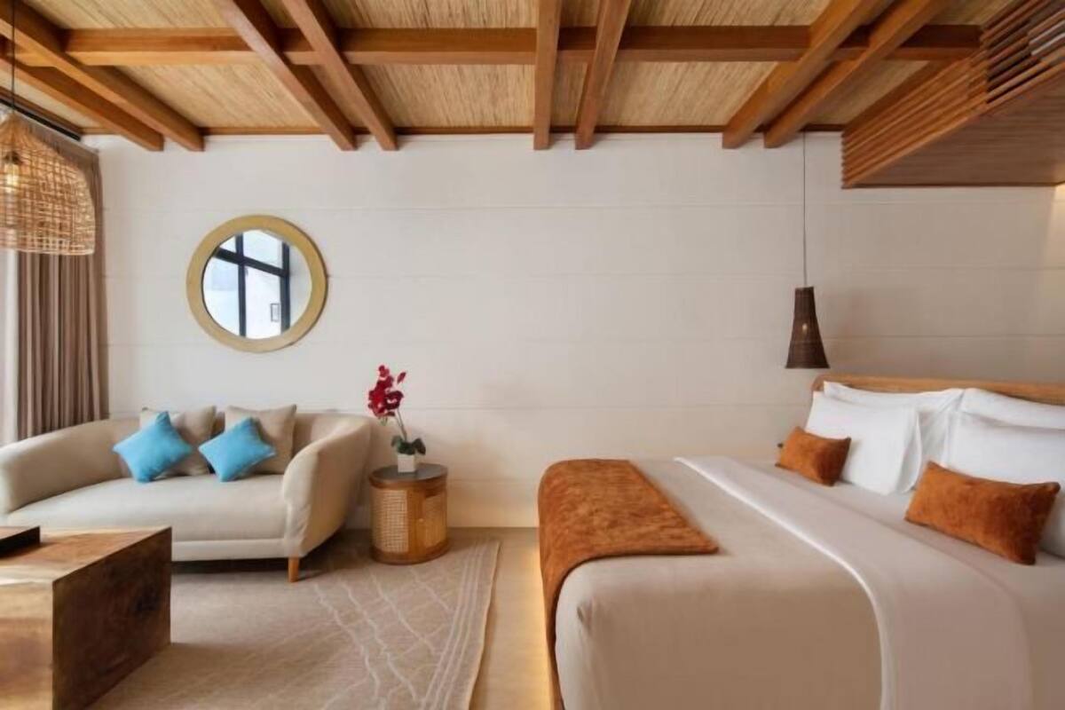 1 quarto, frigobar, cofres nos quartos, escrivaninha