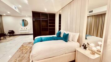 Suíte executiva, sacada, vista para o jardim | 1 quarto, escrivaninha, espaço de trabalho para notebook