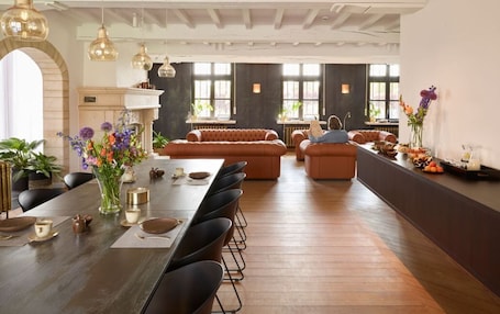 Sala de estar do lobby. Ask Lily